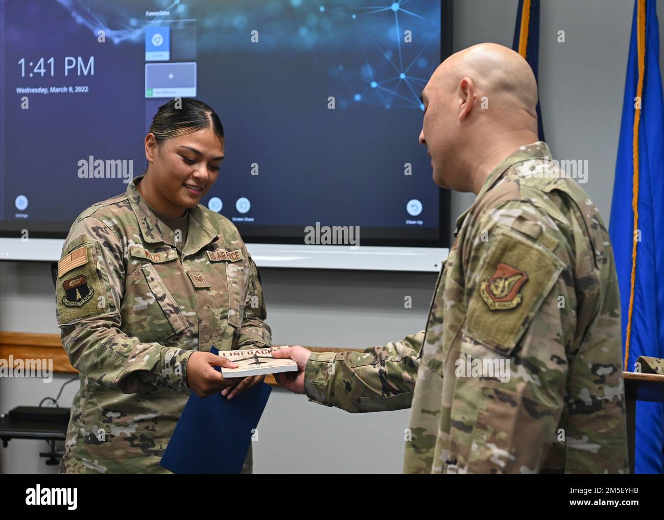 USA Air Force Staff Sgt. Audrey Weldy, Ausbilder der Airman Leadership ...