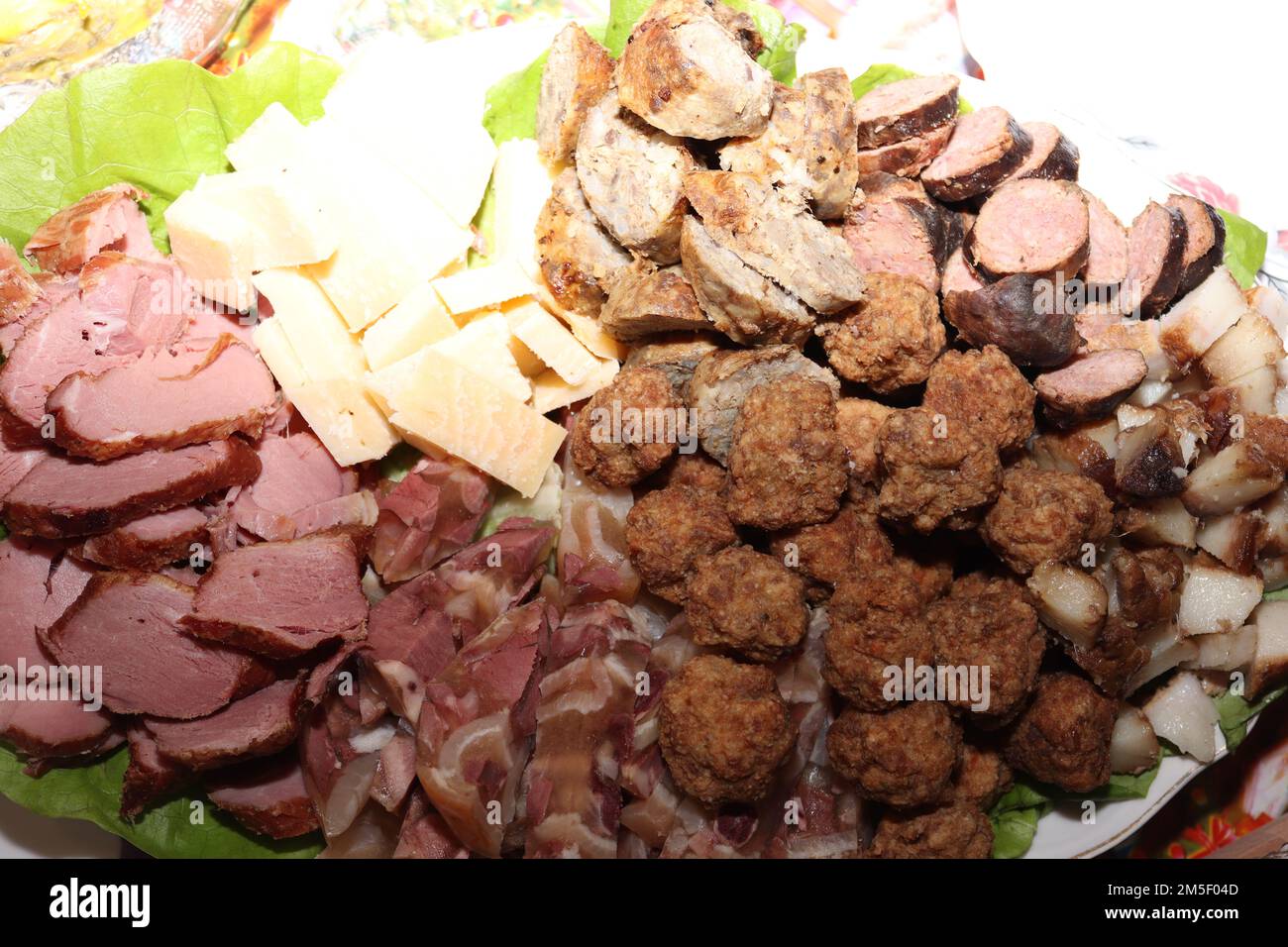 Rumänische Speiseplatte speziell für Silvester. Auf diesem Teller gibt ...