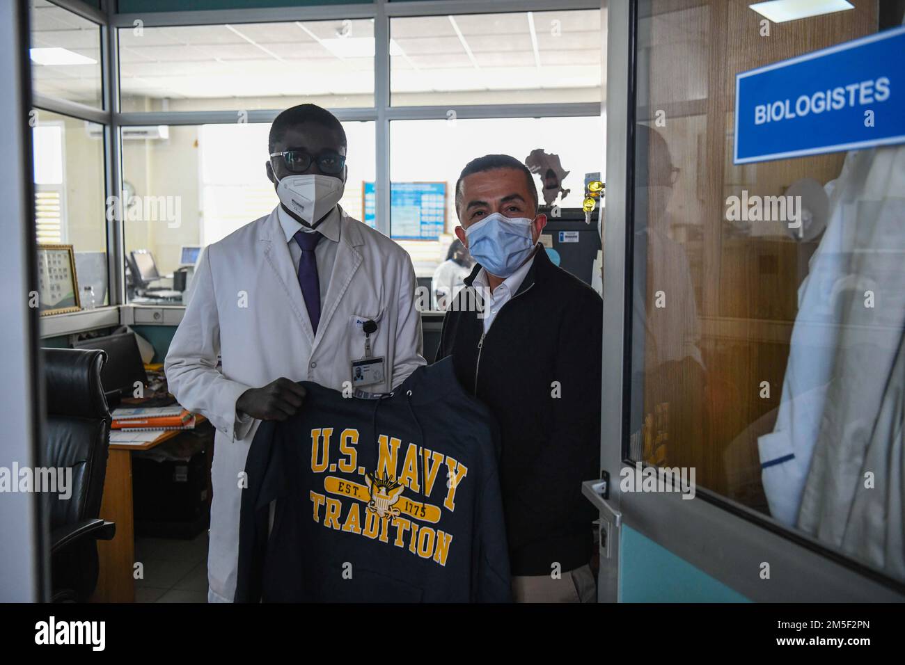 DAKAR, Senegal (10. März 2022) Cmdr. Javier Agraz, leitender ...