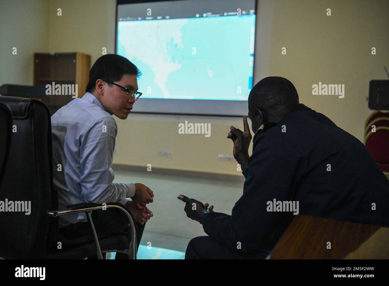 DAKAR, Senegal (10. März 2022) Alvin Yu, Left, beantwortet während der ...