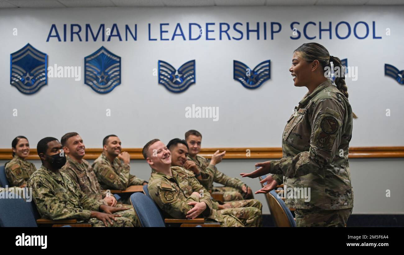 USA Air Force Staff Sgt. Audrey Weldy, ein Ausbilder der Airman Leadership School der 36. Wing ...