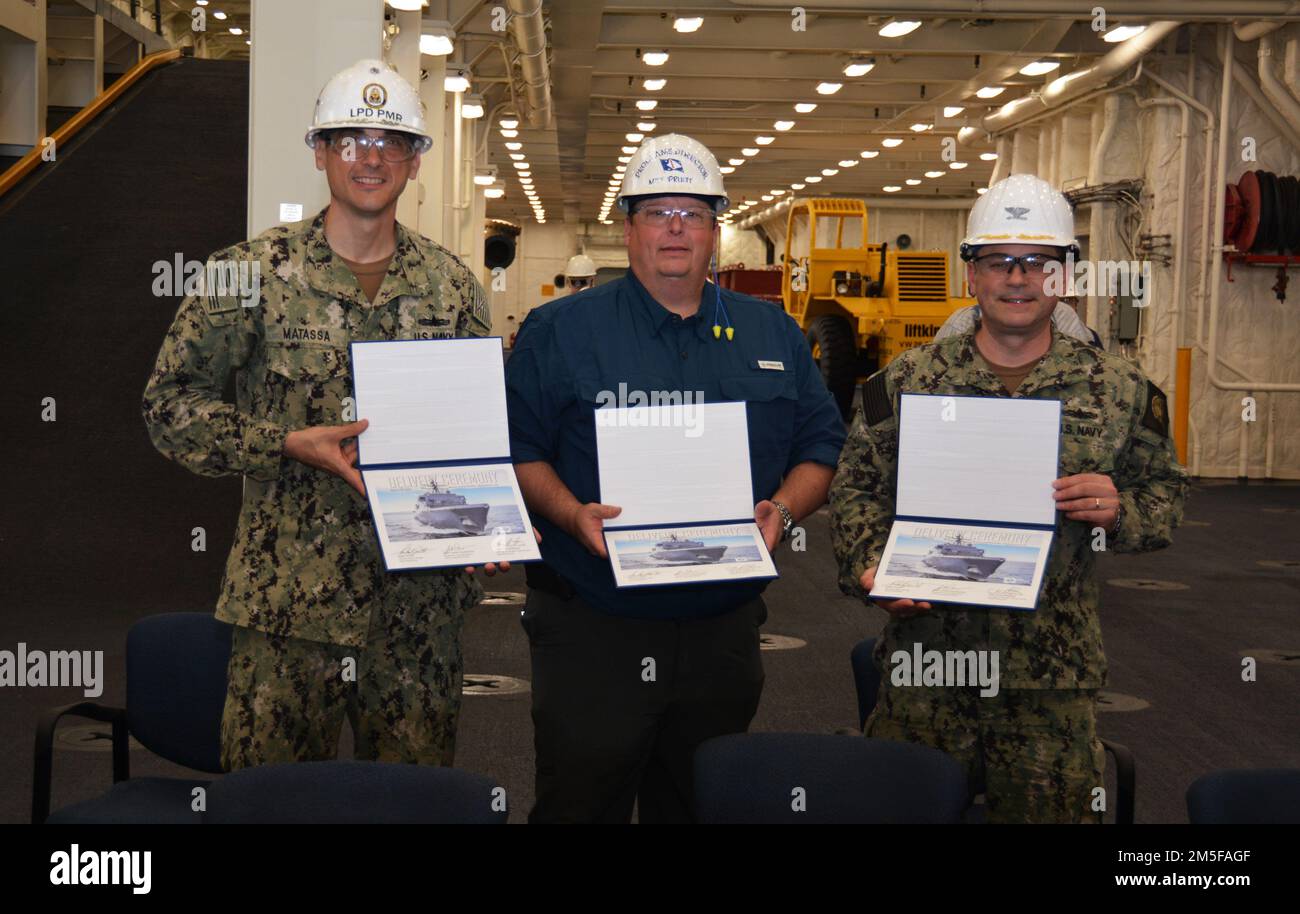 PASCAGOULA, MS - Cmdr. Chris Matassa, Vertreter des LPD Program ...