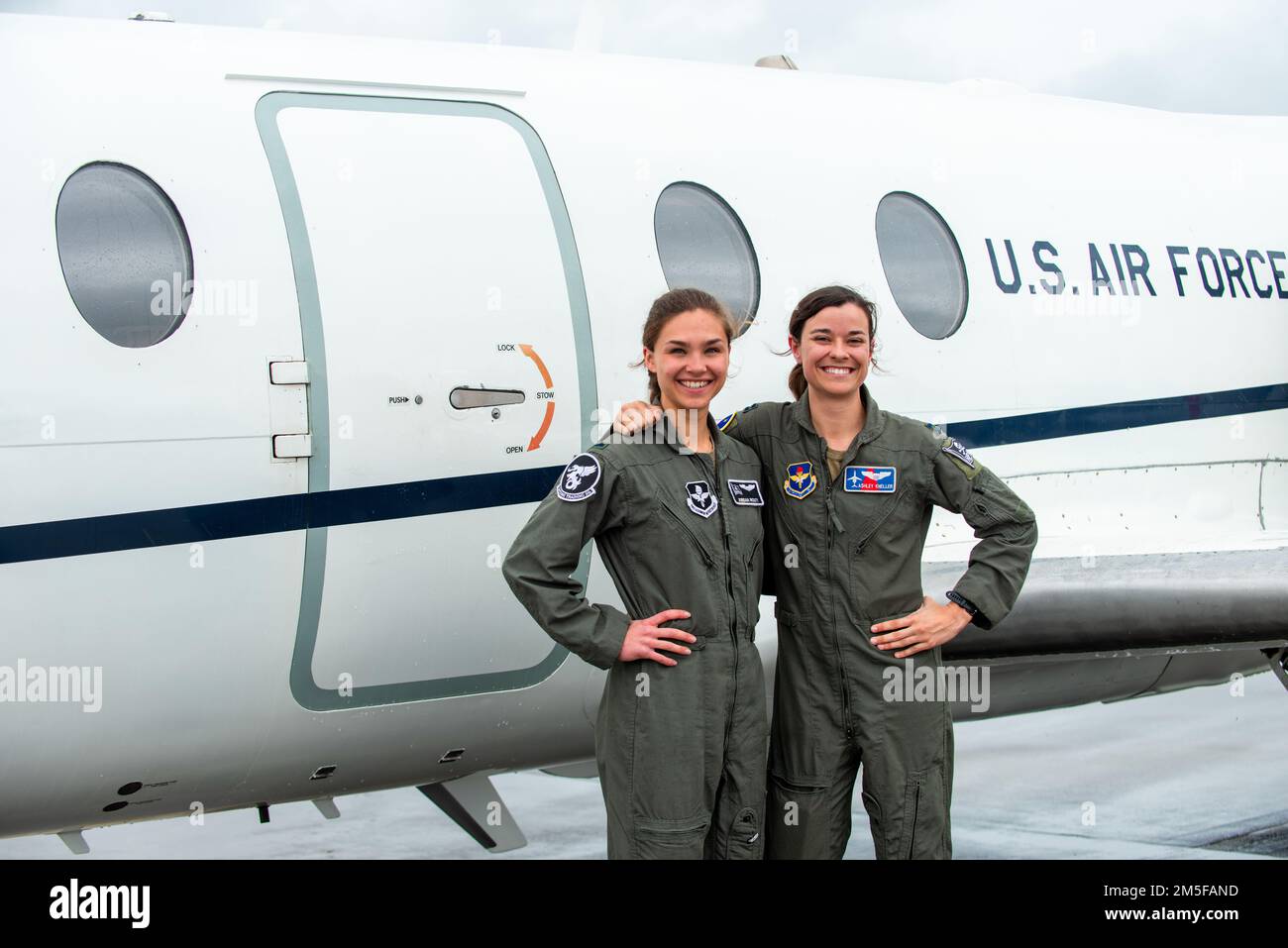 USA Air Force 1. LT. Jordan Routt, Left, und Captain Ashley Kneller, 71 ...