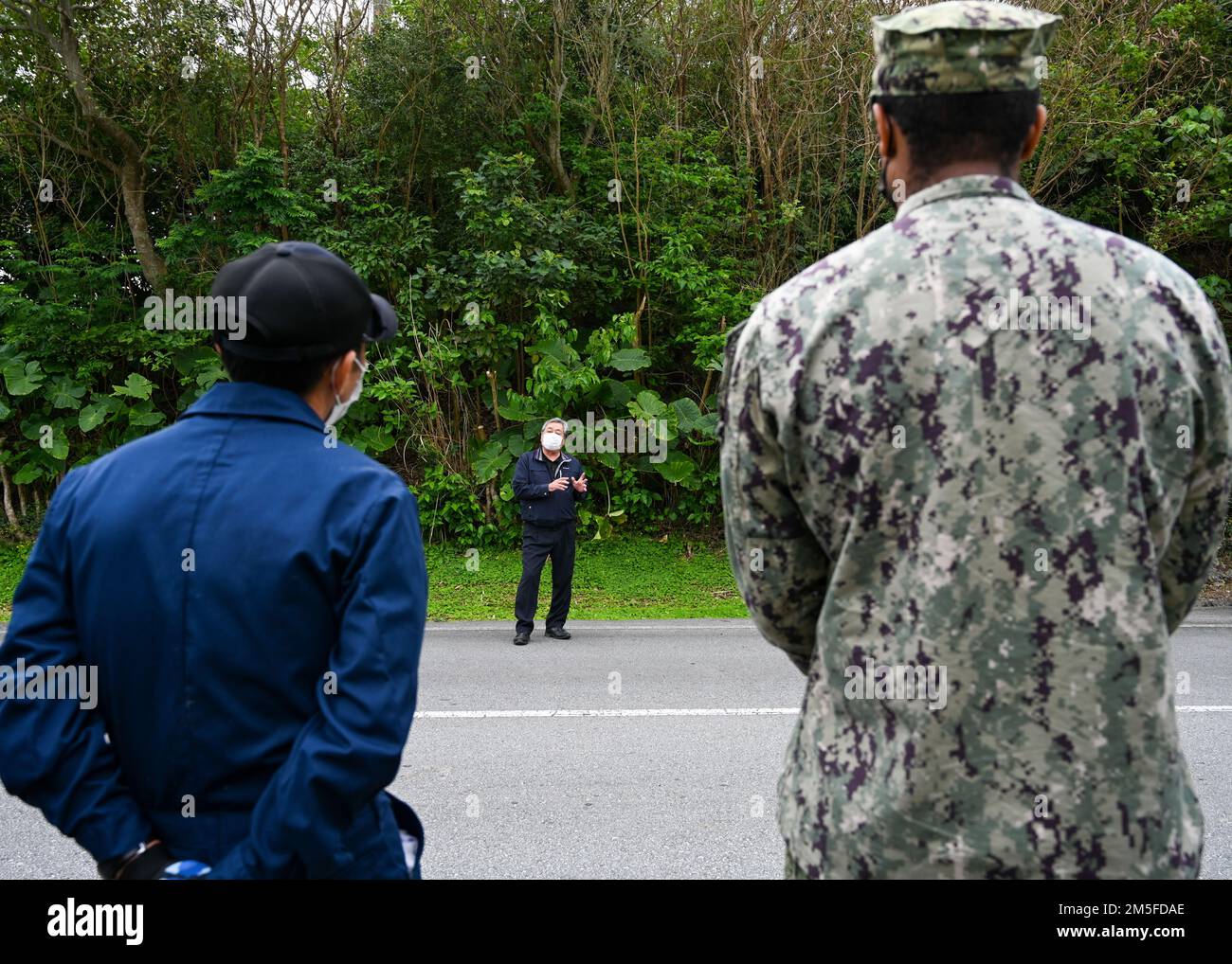 A seabee assigned to naval mobile construction battalion nmcb 3 -Fotos ...