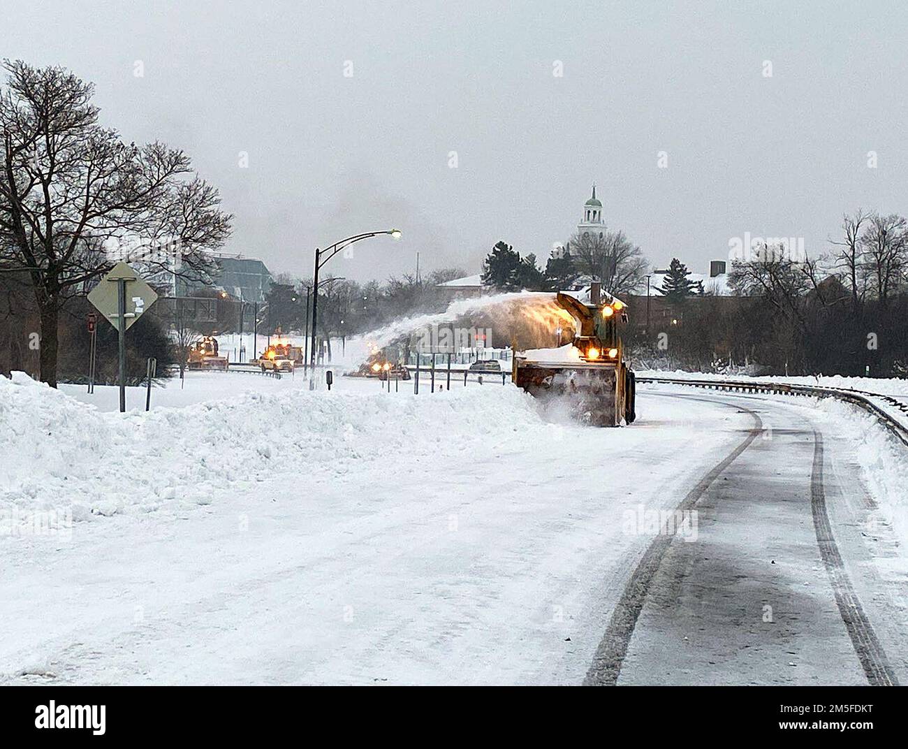Buffalo, New York, USA. 27. Dezember 2022. Crews vom NY State ...