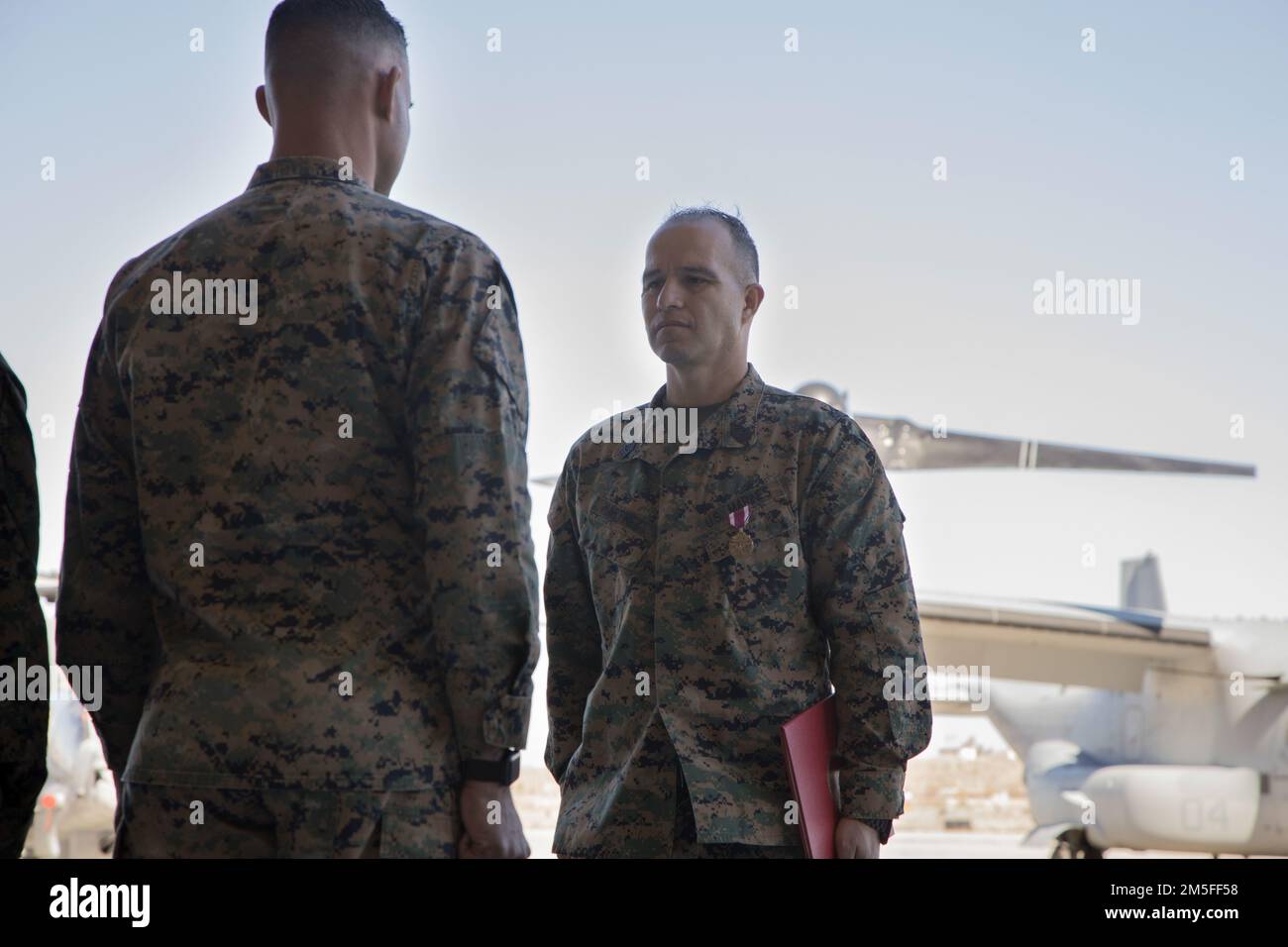 USA Marinekorps Master Sgt. Samuel Martinez, Aviation Ordinance Chief ...
