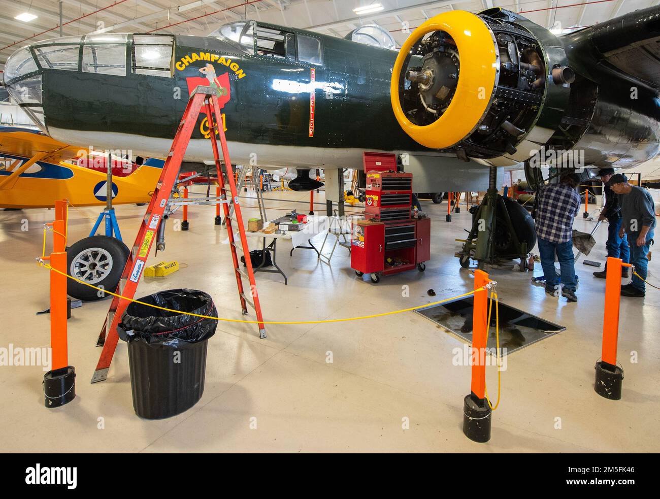 Champaign Gal, ein B-25 Mitchell-Bomber, sitzt am 12. März 2022 im ...