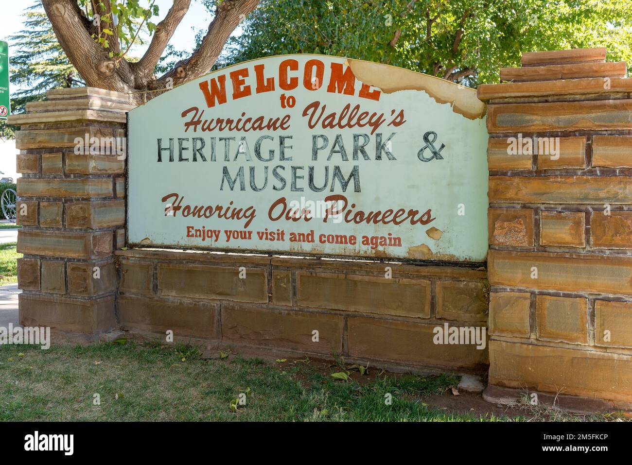 Ein Willkommensschild für den Heritage Park und das Museum, das ... Ein Willkommensschild für den Heritage Park und das Museum, das ...