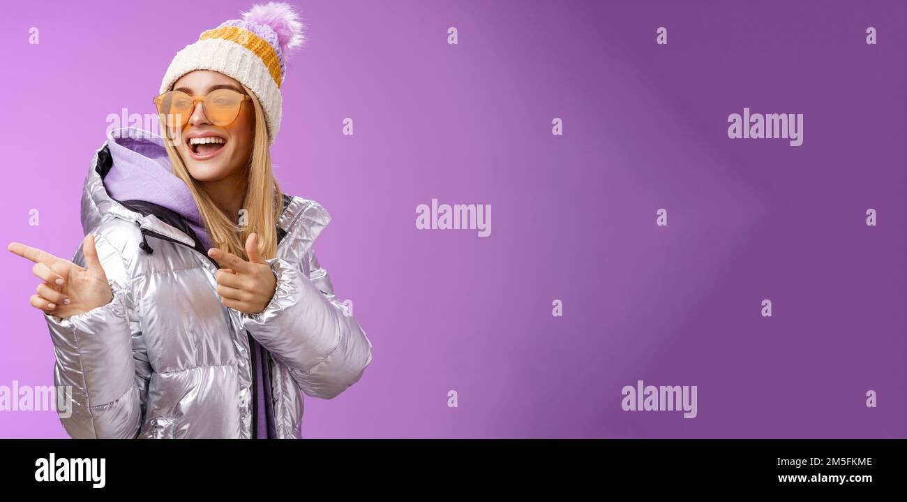 Hey, wie geht's. Cheeky stilvolle Bond Mädchen mit Spaß Gruß Freund ...