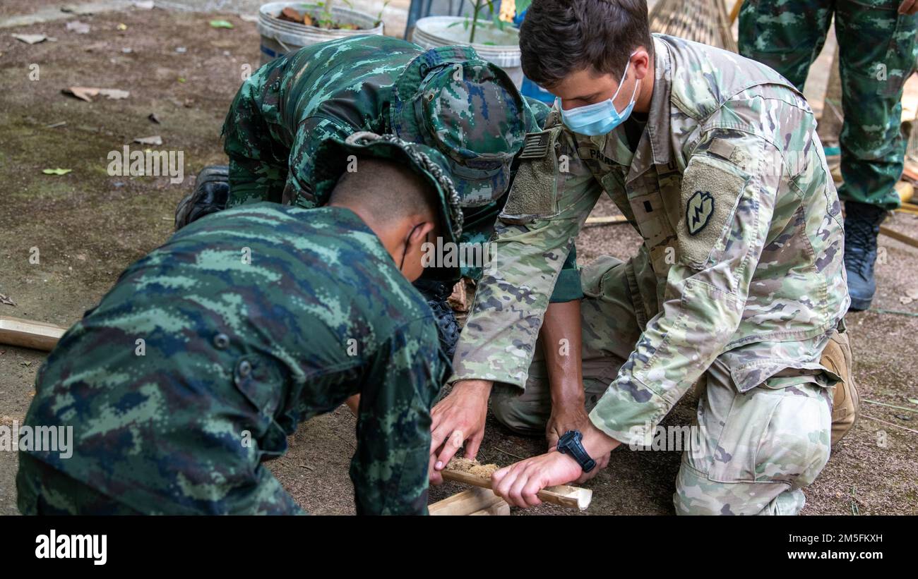 Zwei Royal Thai Army Dschungel Survival Instructors helfen 1. LT. Angus ...