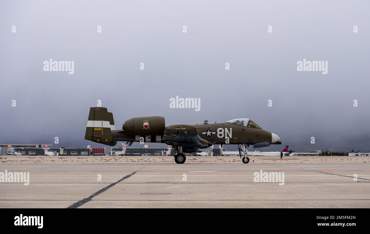 The 124. Fighter Wing’s Heritage A-10 Thunderbolt II fährt zum Arm- und ...