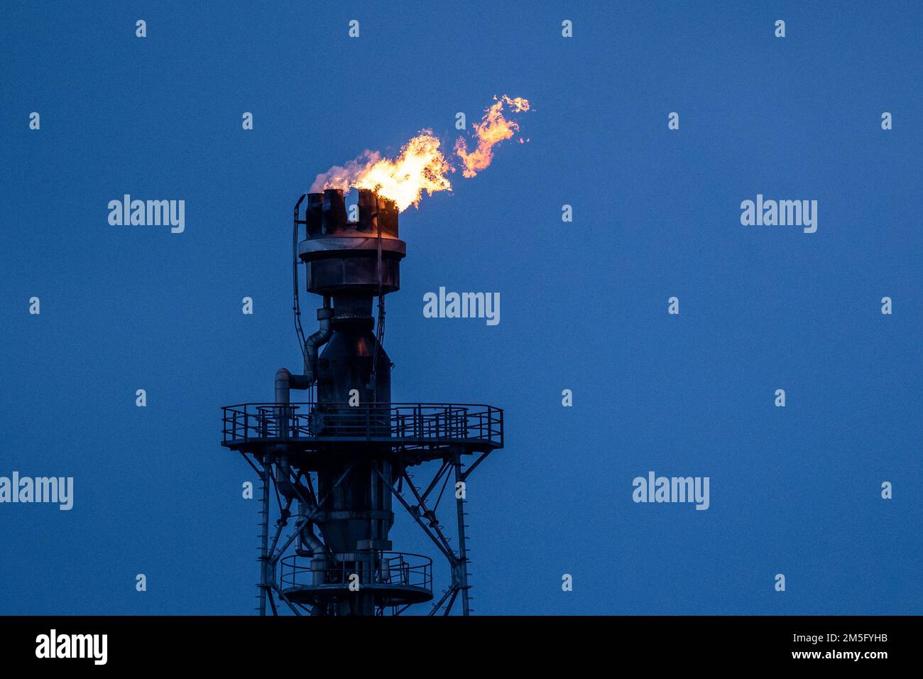 28. Dezember 2022, Brandenburg, Schwedt/oder: Flammen kommen aus dem ...