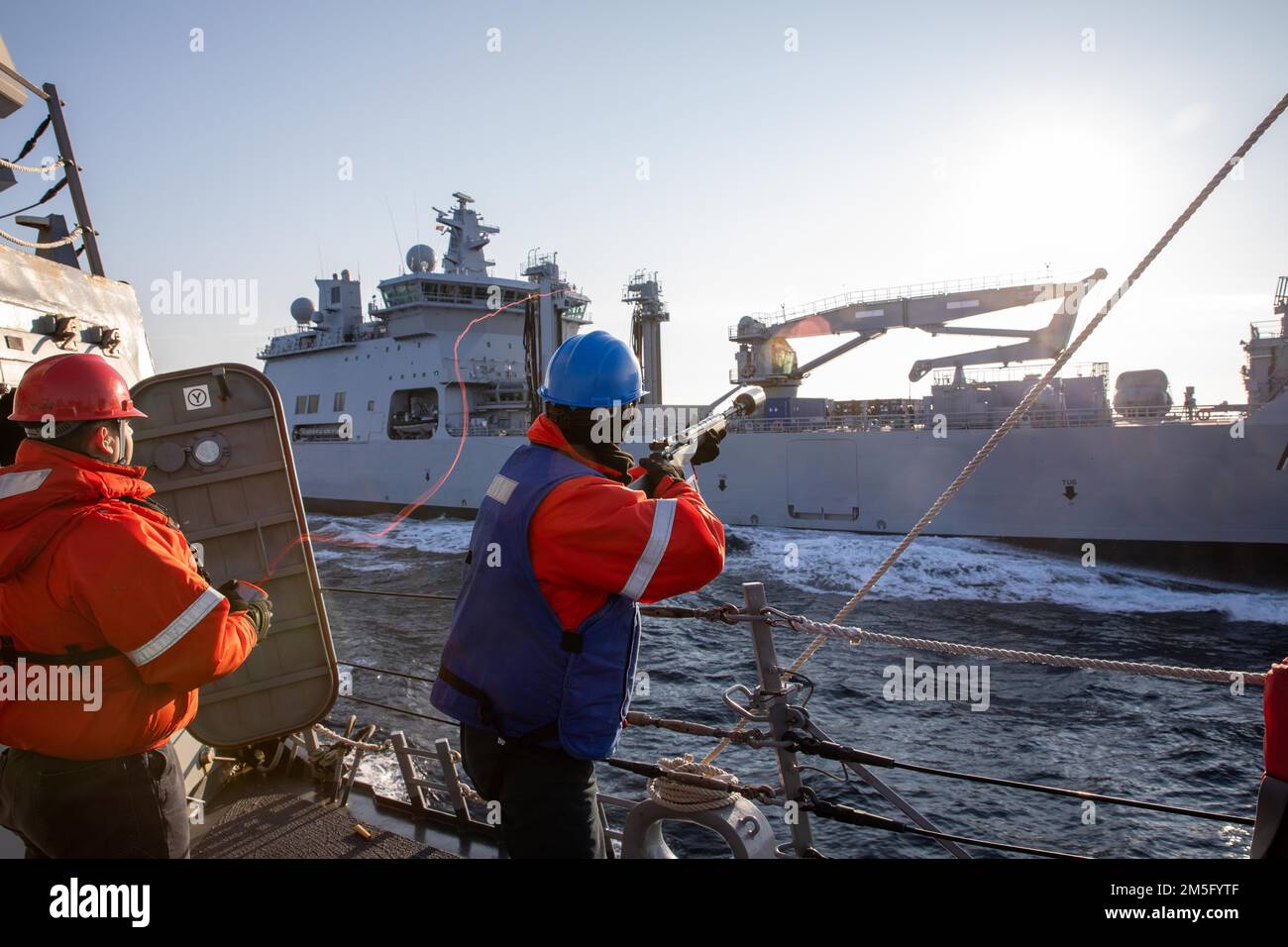 NORDSEE (15. März 2022) Gunner’s Mate 3. Class Christopher Nuno, Left ...