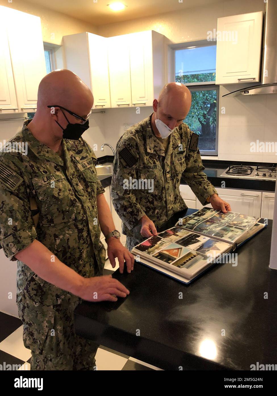 SINGAPUR (16. März 2022) Hinten ADM. Carl Lahti (links), Commander, USA ...