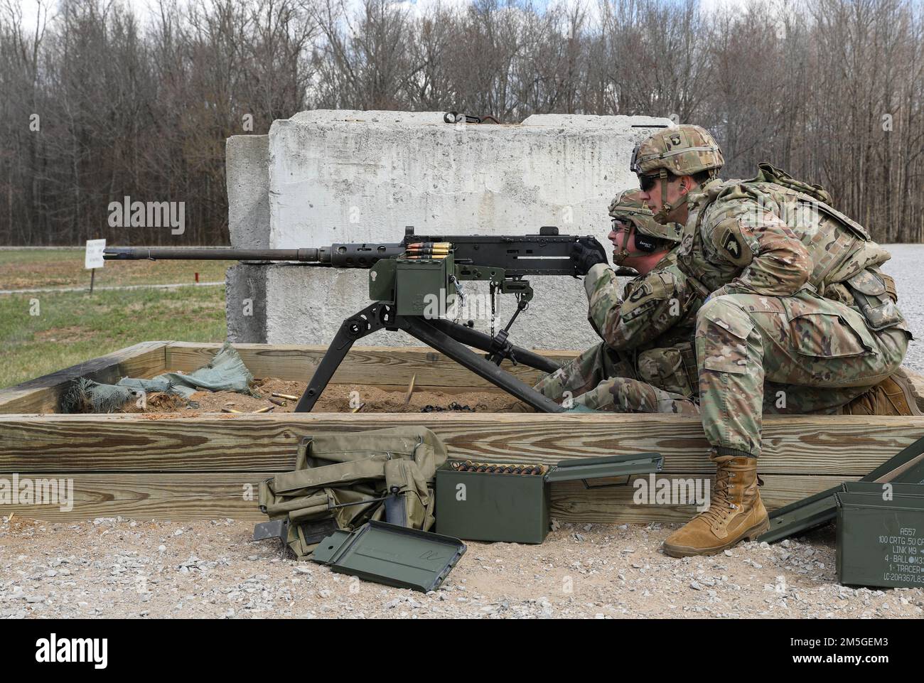 Staff Sgt. Dylan Trueblood (hält die m2) und Capt. Garret Dillon, beide ...