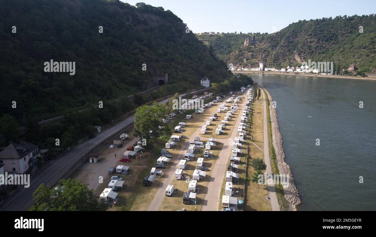 Wohnwagen und Wohnmobile stehen auf einem Campingplatz gegenüber dem ...