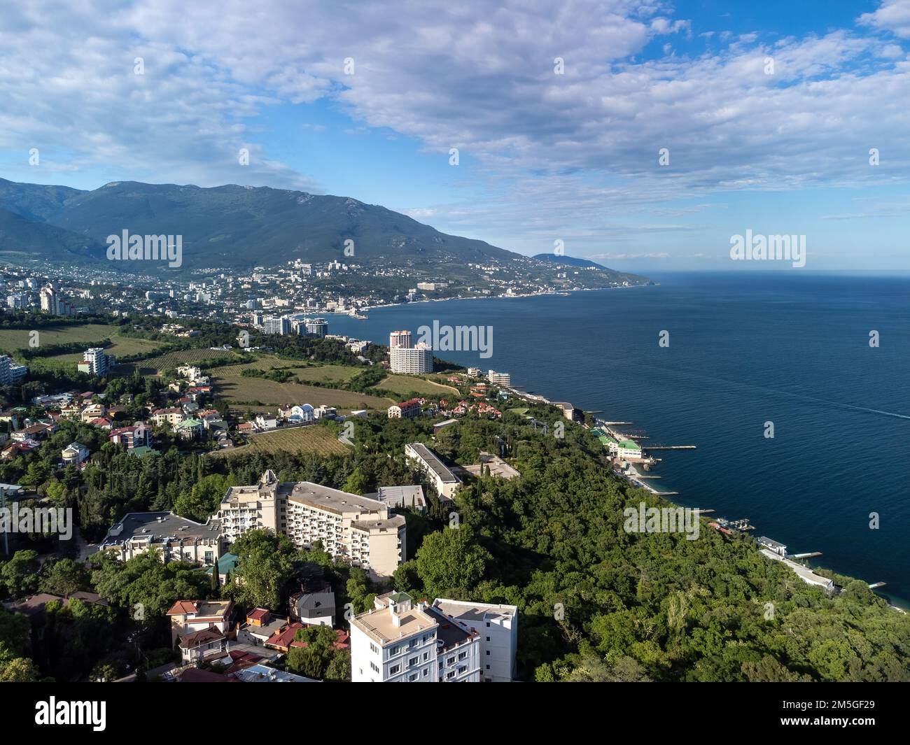 Luftaufnahme des Livadia-Palastes - das Hotel liegt am Ufer des ...