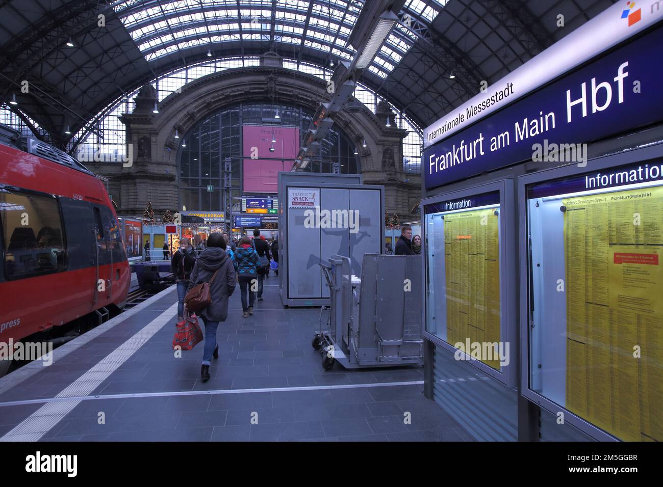 Bahnsteig mit Zugfahrplan und Aufschrift am Hauptbahnhof, Bahnhofshalle ...