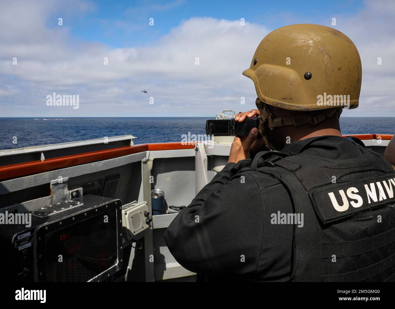 ATLANTIK (17. März 2022) – Personnel Specialist 1. Class Brandon Crump ...