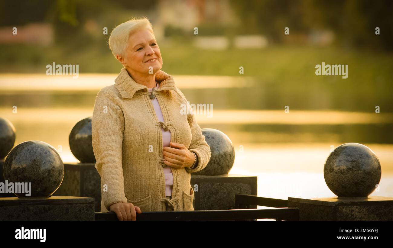 Schöne reife dame -Fotos und -Bildmaterial in hoher Auflösung – Alamy