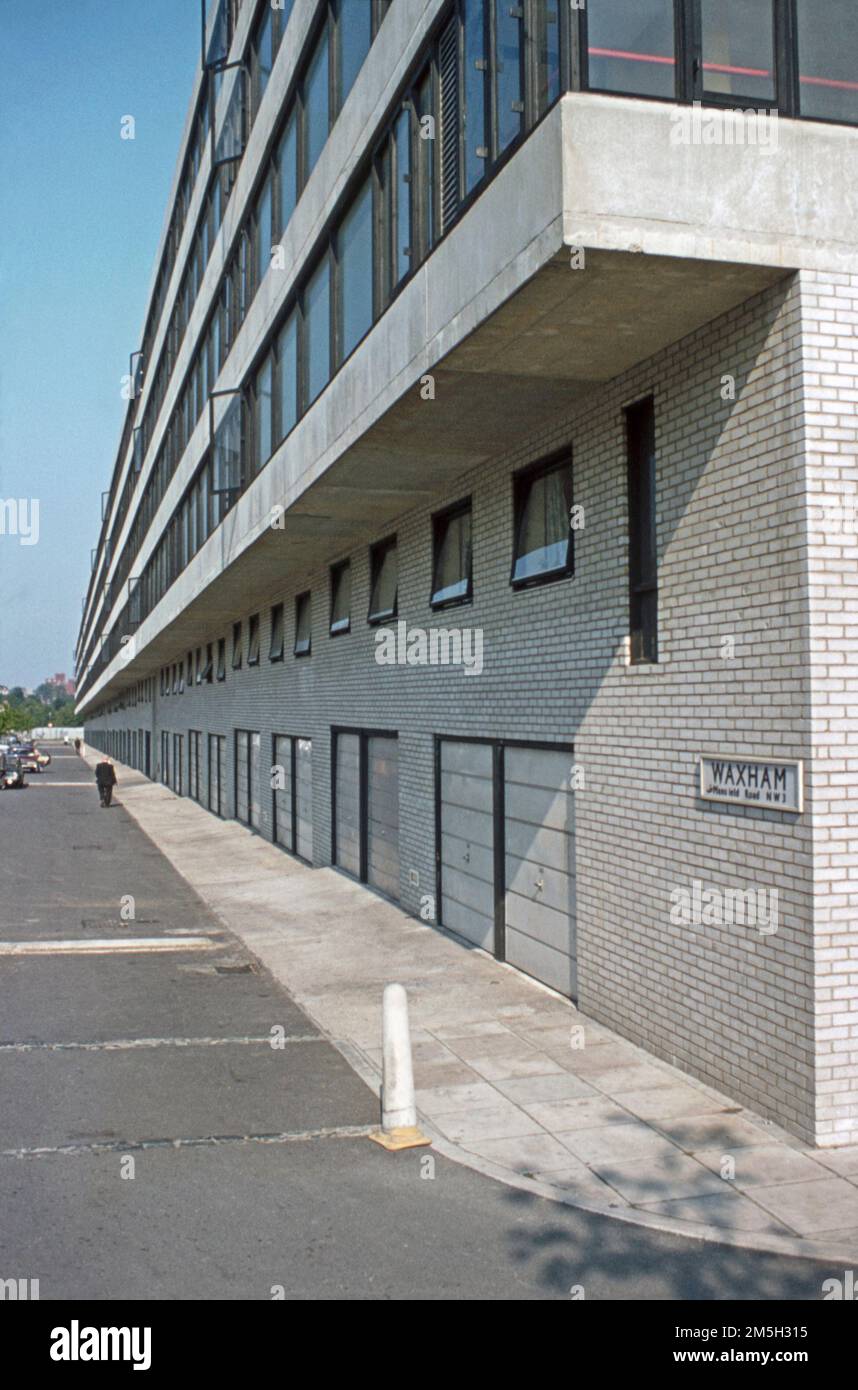 Ein Blick nach Osten entlang der Mansfield Road in einem der Wohnblöcke ...