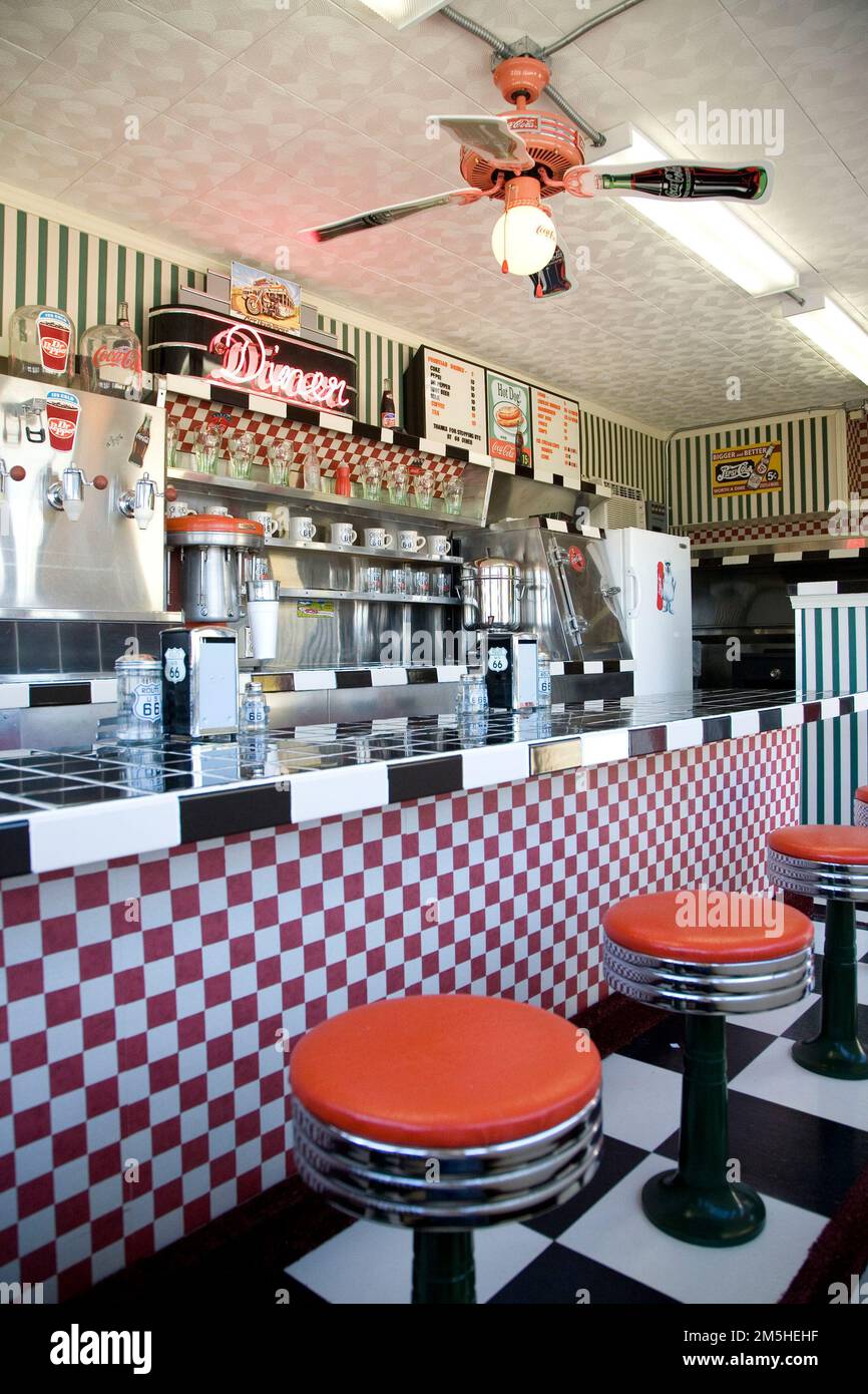 . Karierte Arbeitsflächen und rote Hocker betonen das Flair von Lucille's Roadhouse aus den 50s ...