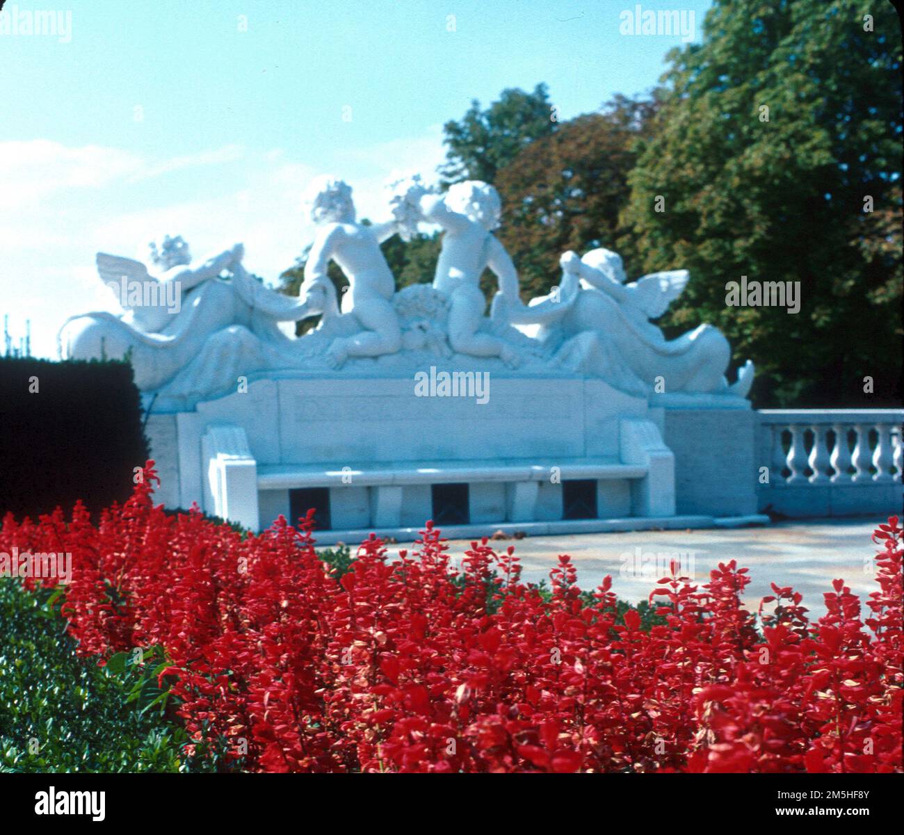 . Diese namenlose Statue befindet sich im „Sunken Garden“ der Nemours ...