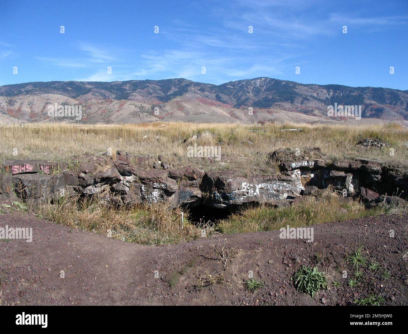 Pioneer Historic Byway - Niter Ice Cave. Besucher der Niter Ice Cave ...