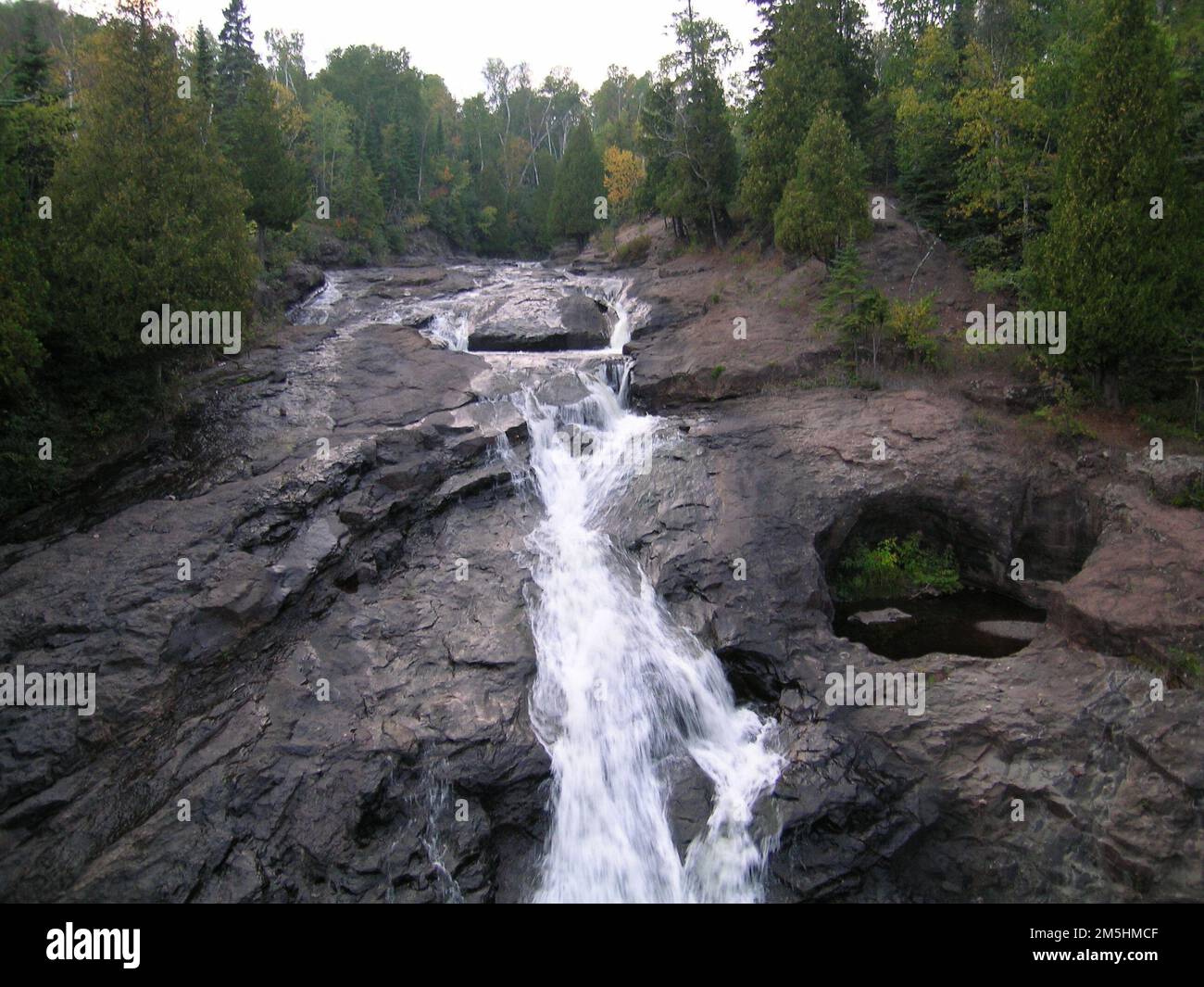 North Shore Scenic Drive - Wasserfälle am Cross River. Cross River hat ...