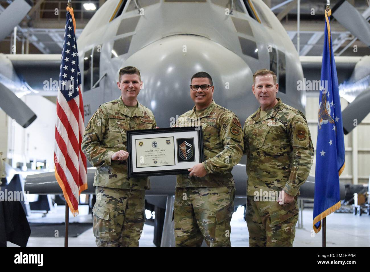 Die 10 Mitglieder des 37. Training Wing, die für die Beförderung zum ...