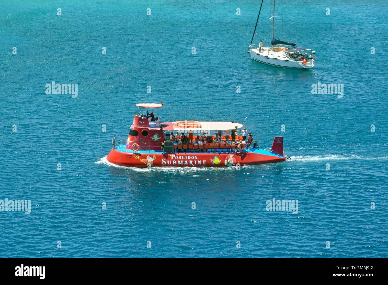Lindos, Rhodos, Griechenland - Mai 2022: Rotes U-Boot, das Touristen ...