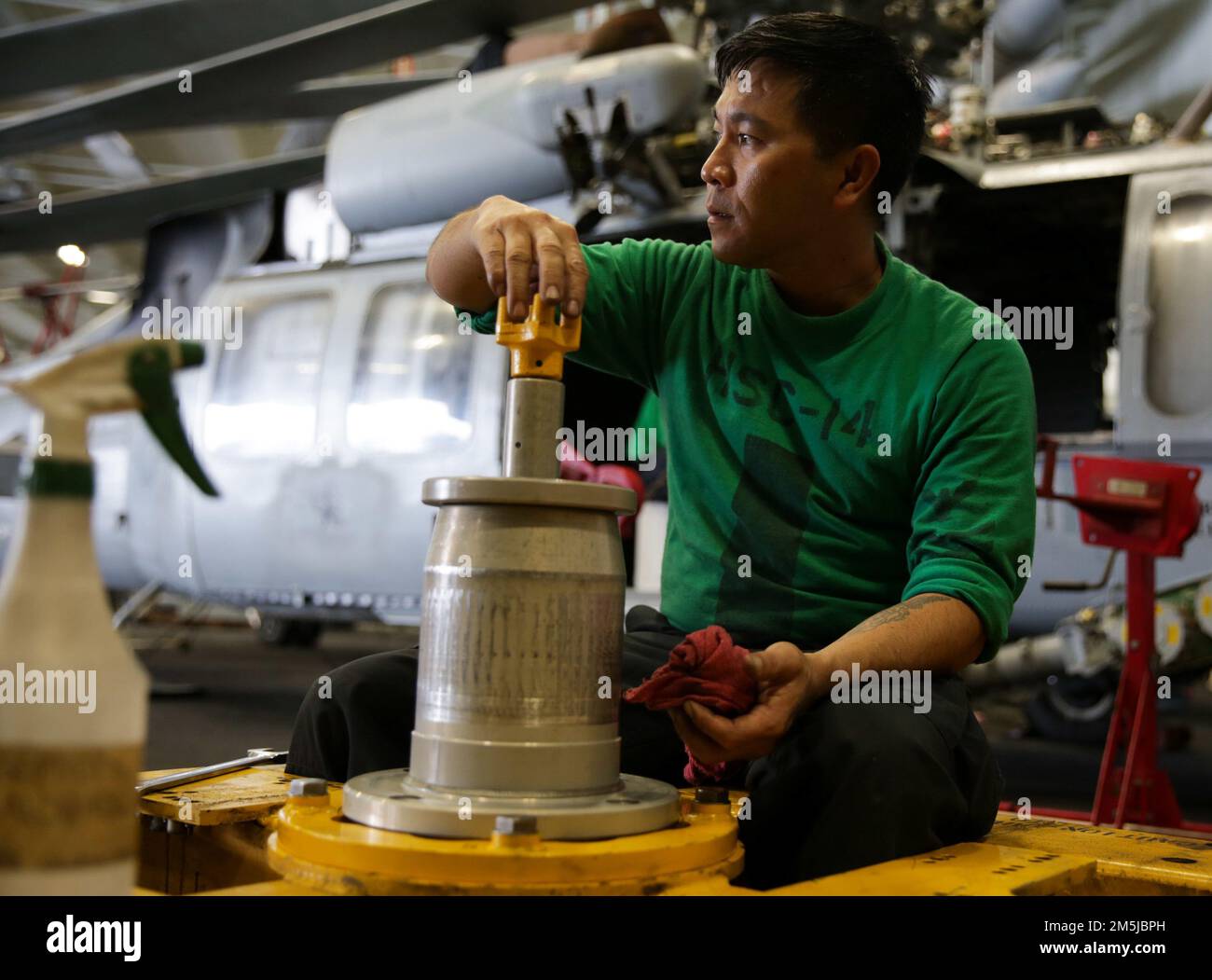 PHILIPPINE SEA (19. März 2022) Aviation Machinist's Mate 1. Class Nap Perez aus Lancaster ...