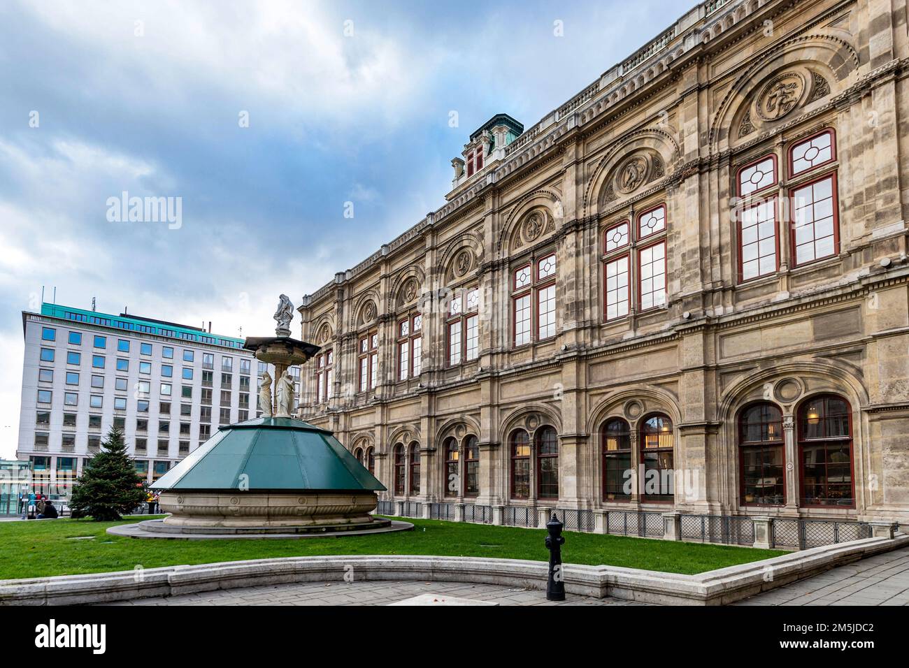 Das Opernhaus in Wien. Detail der Außenansicht des Gebäudes ...