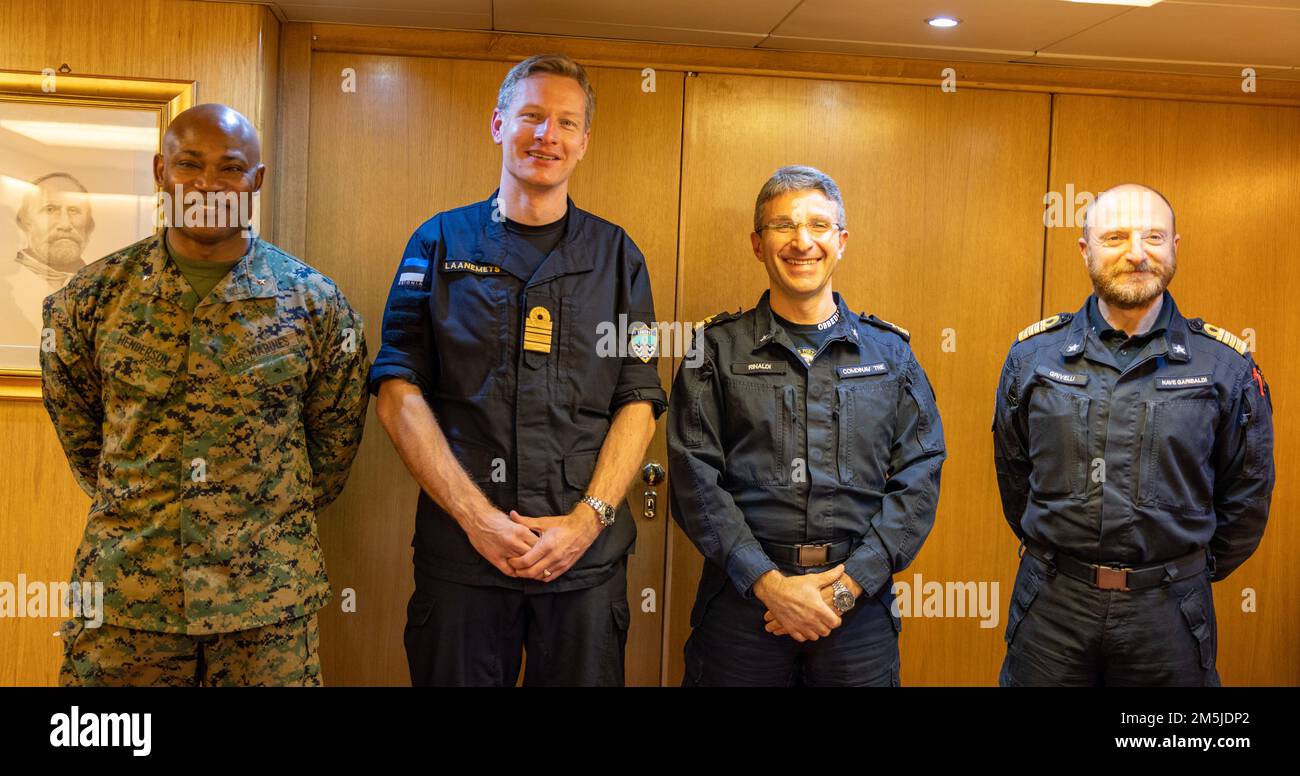 Von links nach rechts, USA Marinekorps Brigade. General Anthony ...