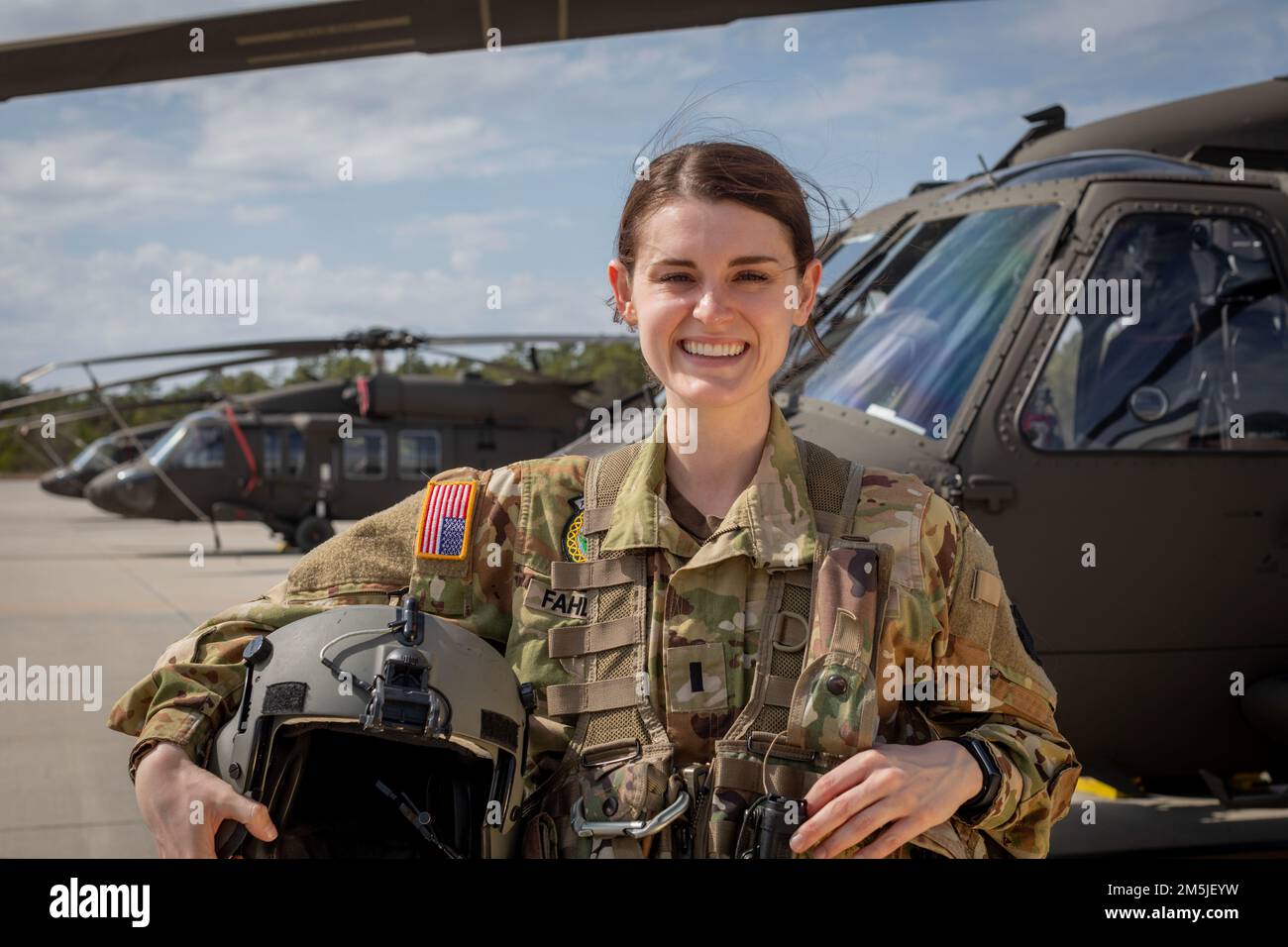 USA Army 1. LT. Natalie Fahlberg, ein UH-60 Black Hawk Helikopterpilot ...