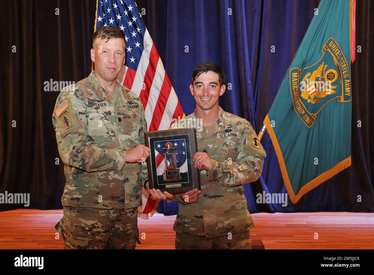 USA Sergeant Aaron Clark posiert mit den USA Oberstleutnant Erik ...