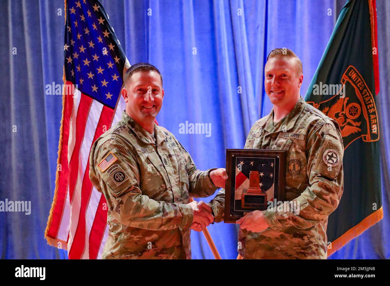 Sergeant Howard Hall posiert für ein Foto mit U.S. Kommandoleiter der ...