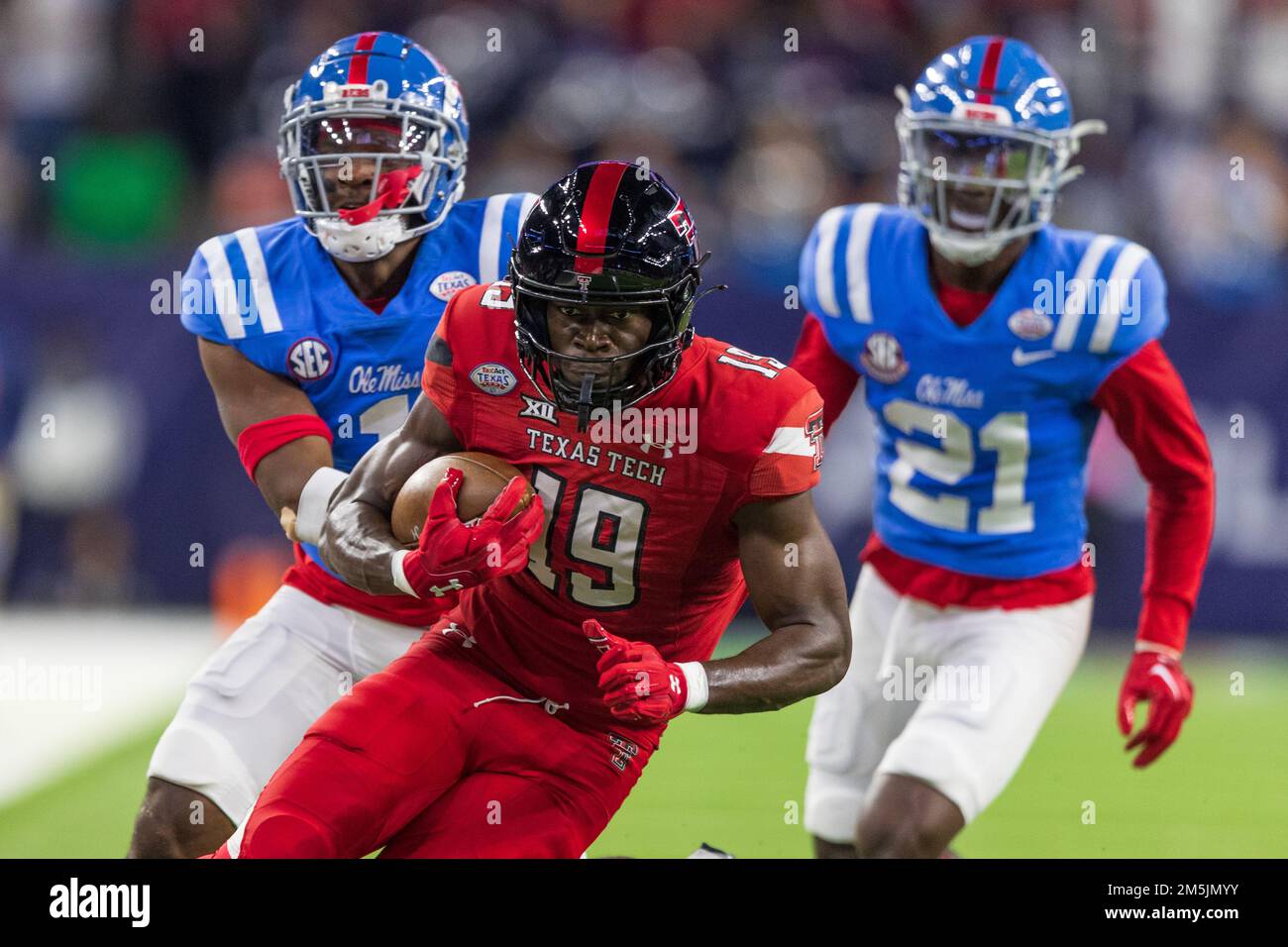 Der Texas Tech Red Raiders Wide Receiver Loic Fouonji (19) trägt den ...