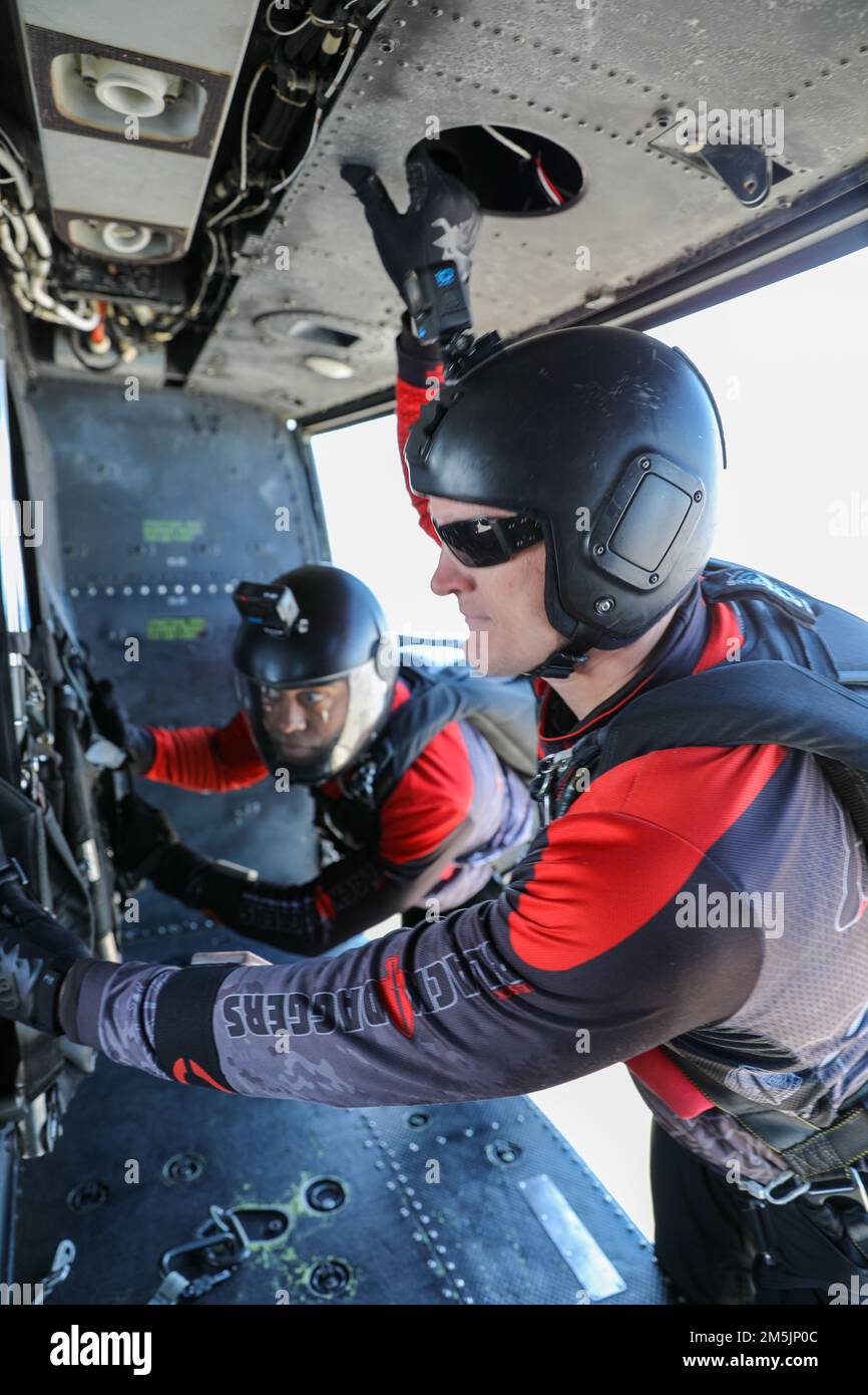 Sgt.1. Klasse Roger Ross (rechts) ein Fallschirmspringer mit dem ...