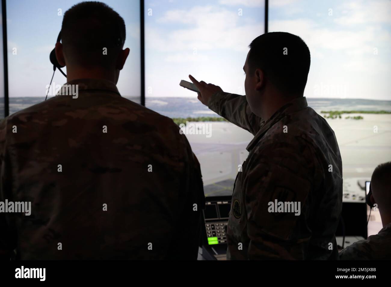 Staff Sgt. Ronald Hogge, ein örtlicher Kontrolleur am Aviation ...