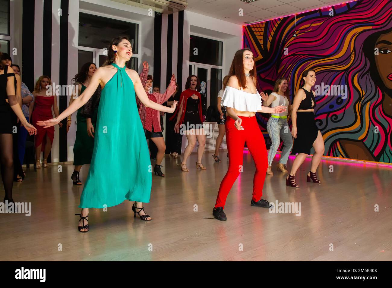 22-12-2024 Moskau Russland. Weihnachtstanzparty in einem Tanzclub ...