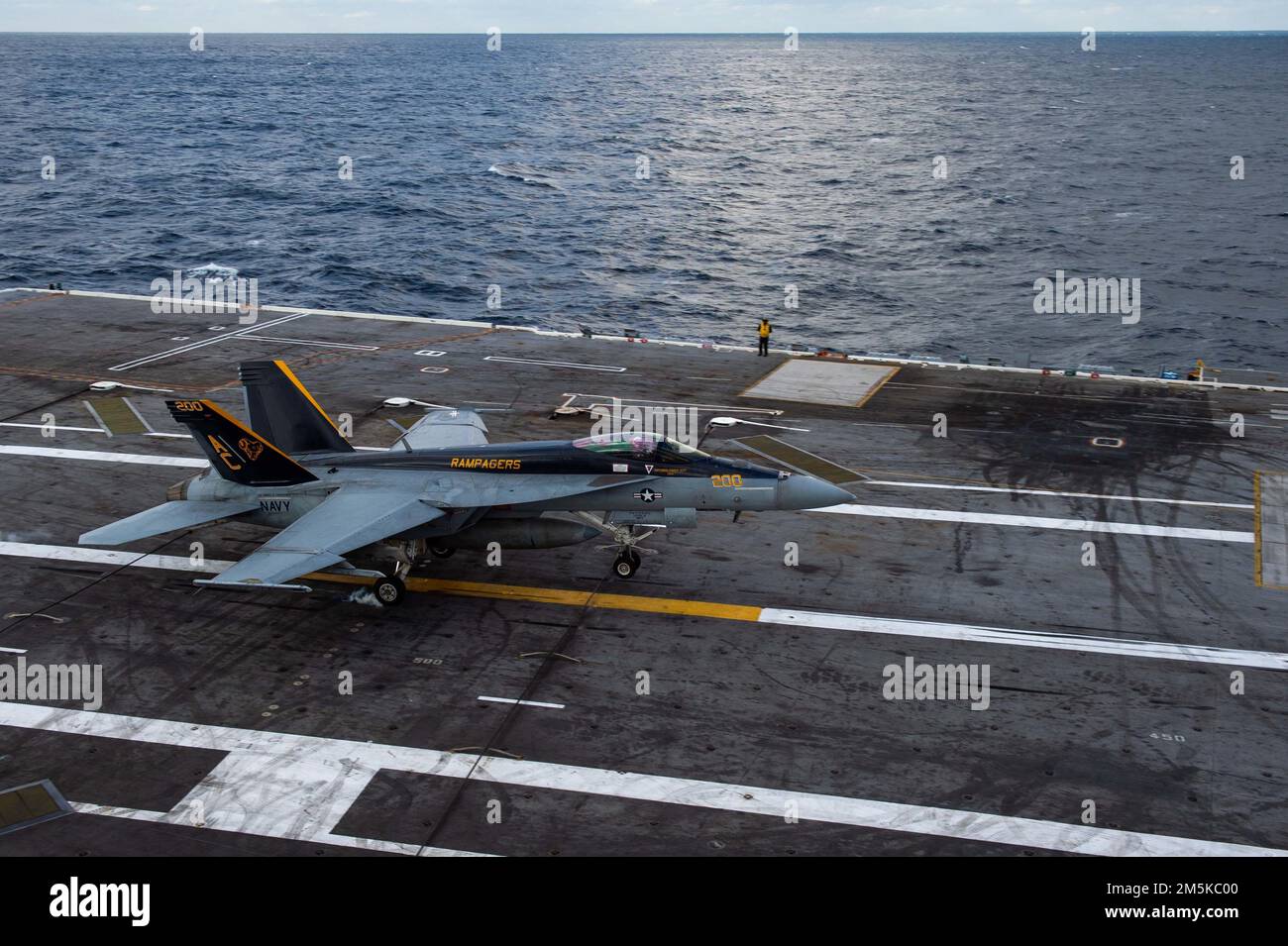 221213-N-HE057-1149 ATLANTISCHER OZEAN (13. Dezember 2022) ein F/A-18E ...
