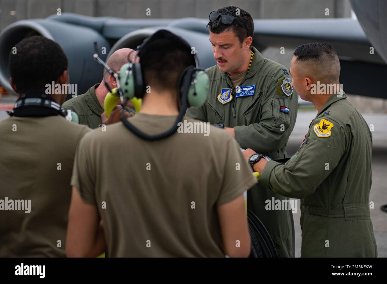 USA Air Force Capt. John della Pia, zweiter von rechts, 909. Air Tanken ...