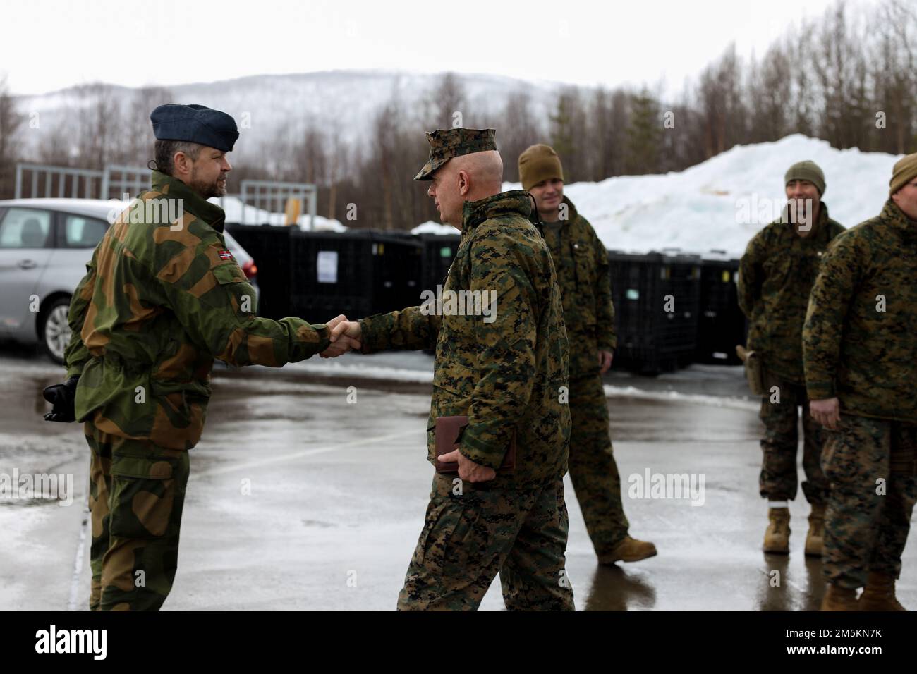 Der Befehlshaber des Marine Corps, General David H. Berger, begrüßt ...