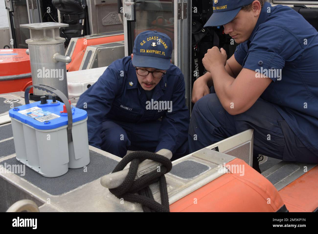 USA Coast Guard Petty Officer 3. Class Justin Hodnett, Left, ein ...