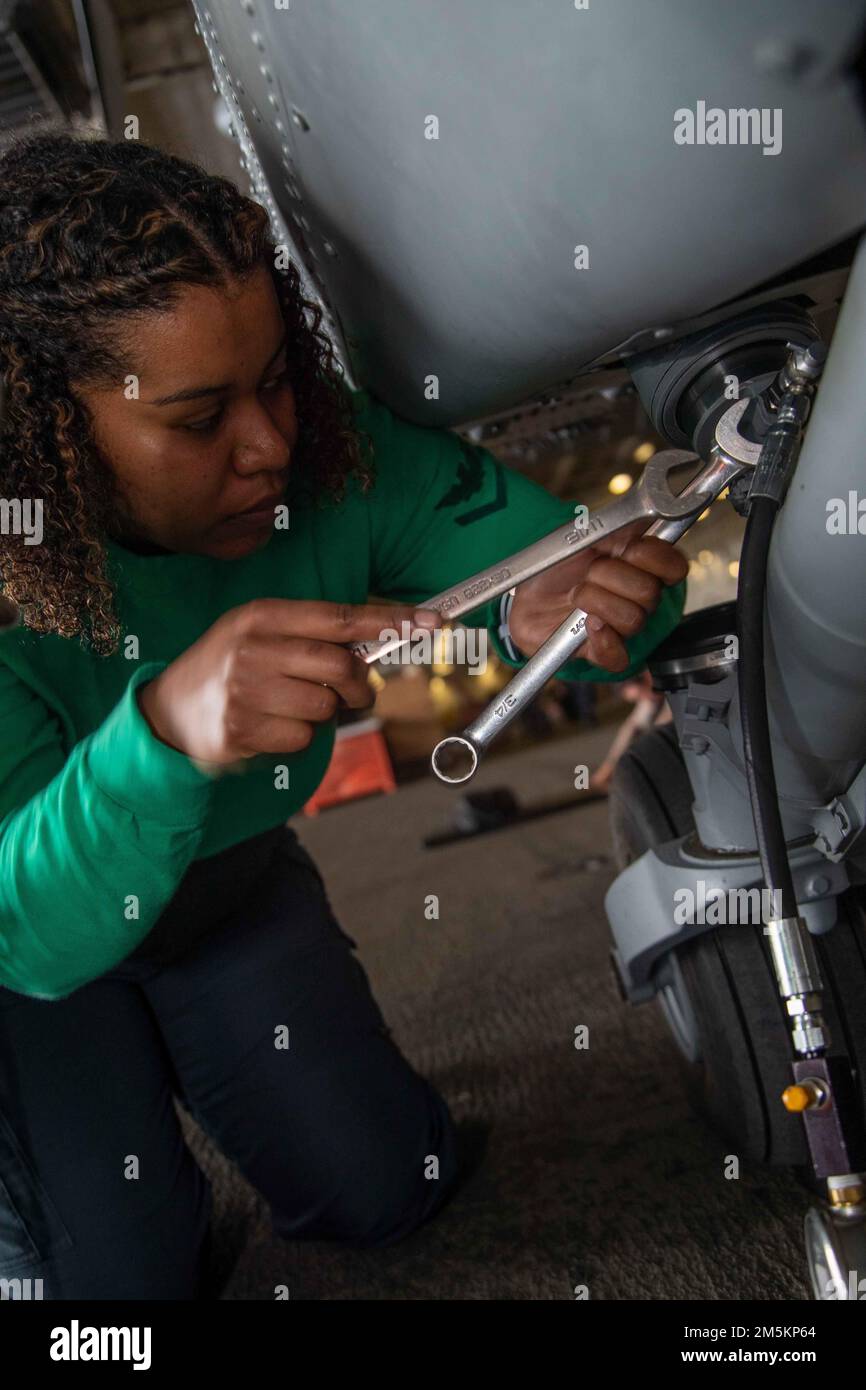 Aviation Structural Mechanic 3. Class Gabriella Copeland aus Milwaukee ...