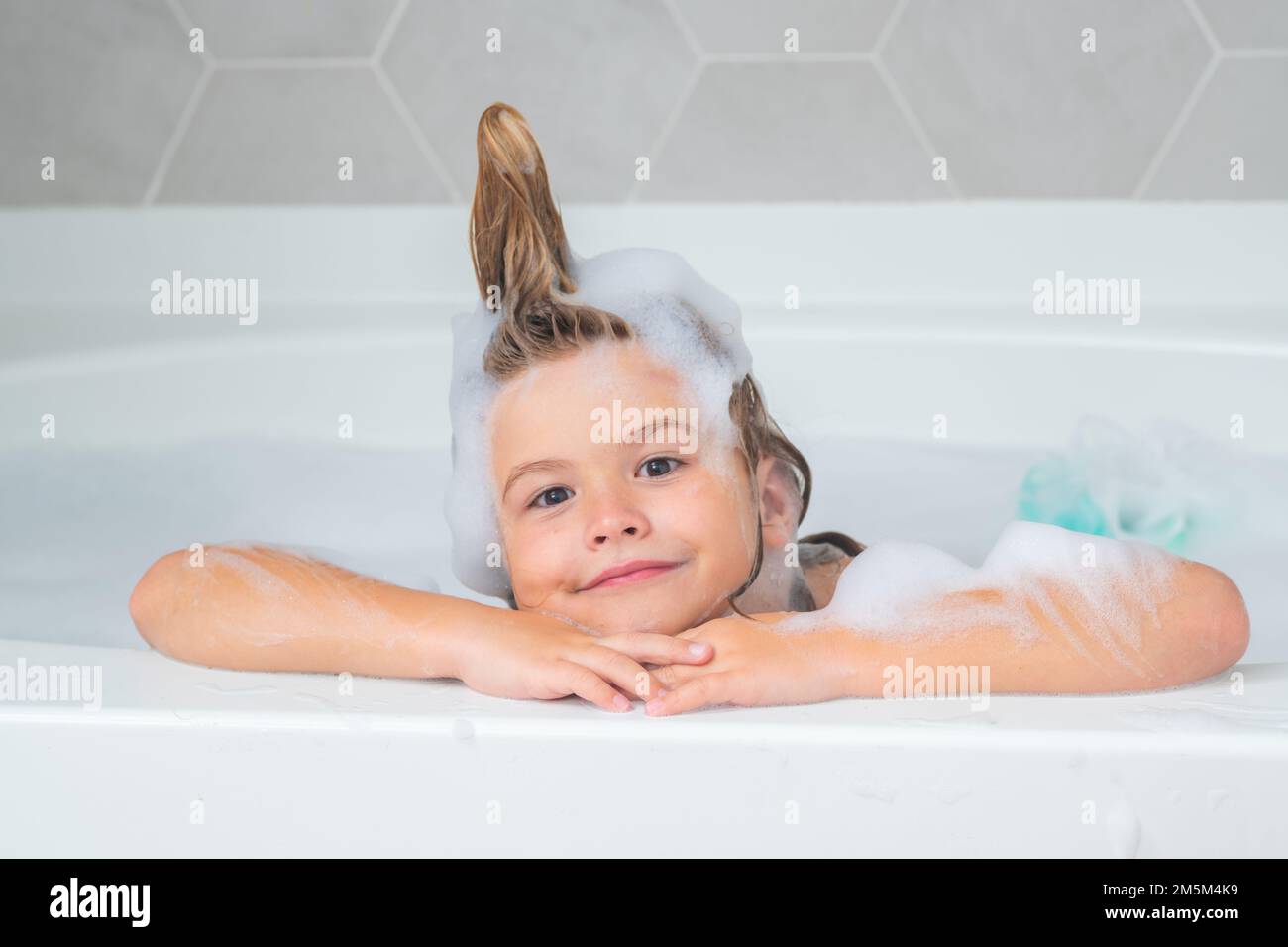 Kinderbad. Glücklicher lustiger Junge hat in der Badewanne gebadet ...