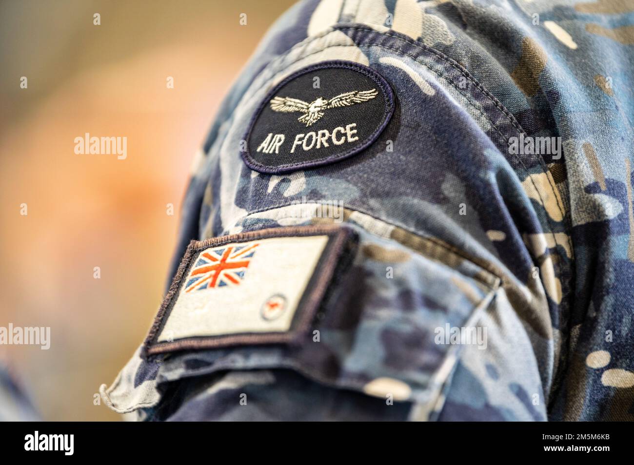 Mitglieder der Royal Australian Air Force tragen einen Aufnäher, um ihr ...