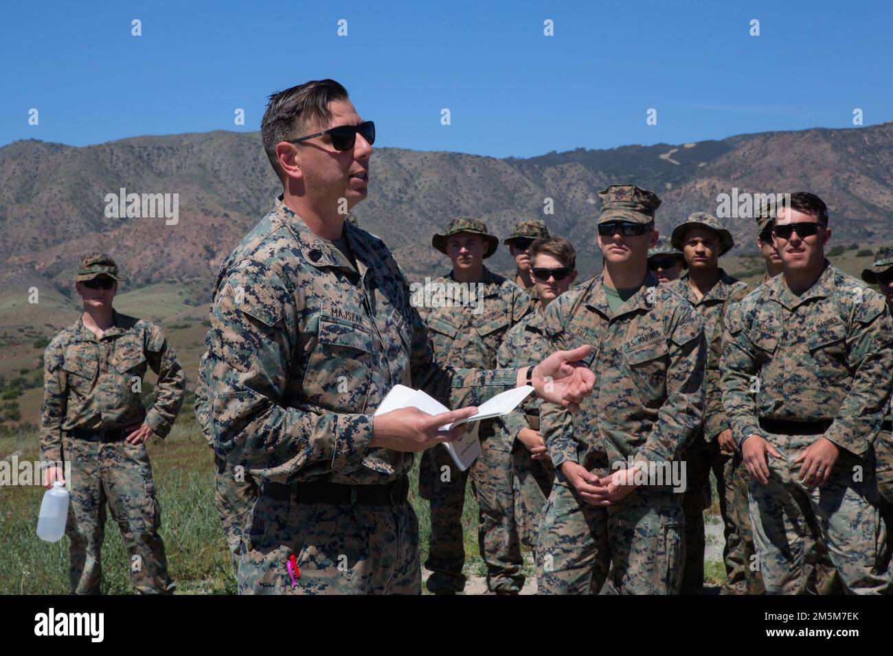 USA Marinegunnery Sgt. Harrison Majszak, Betriebsleiter der Firma mit ...