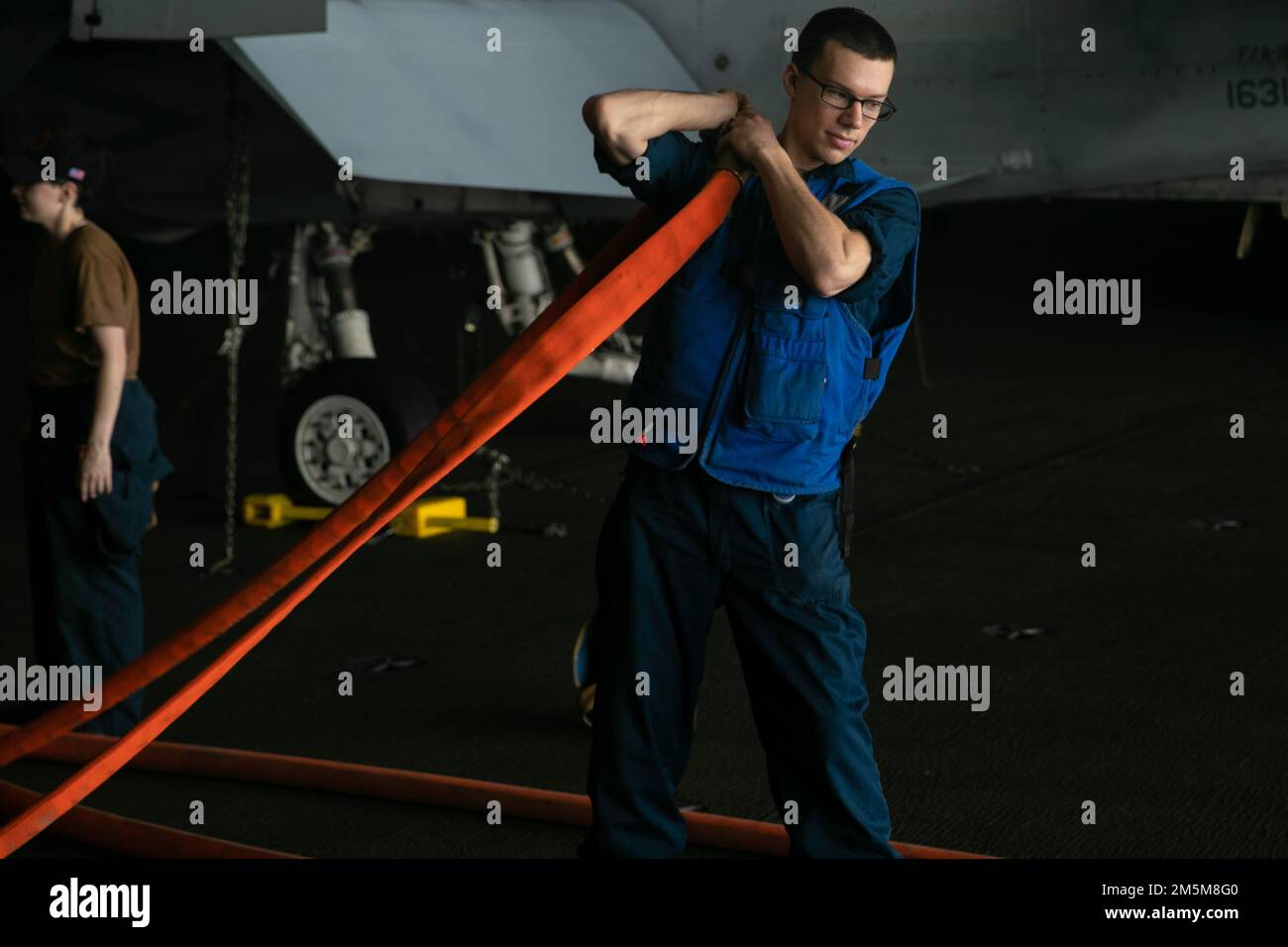 Damage Controlman Fireman Ethan Voss aus Abilene, Texas, der der ...